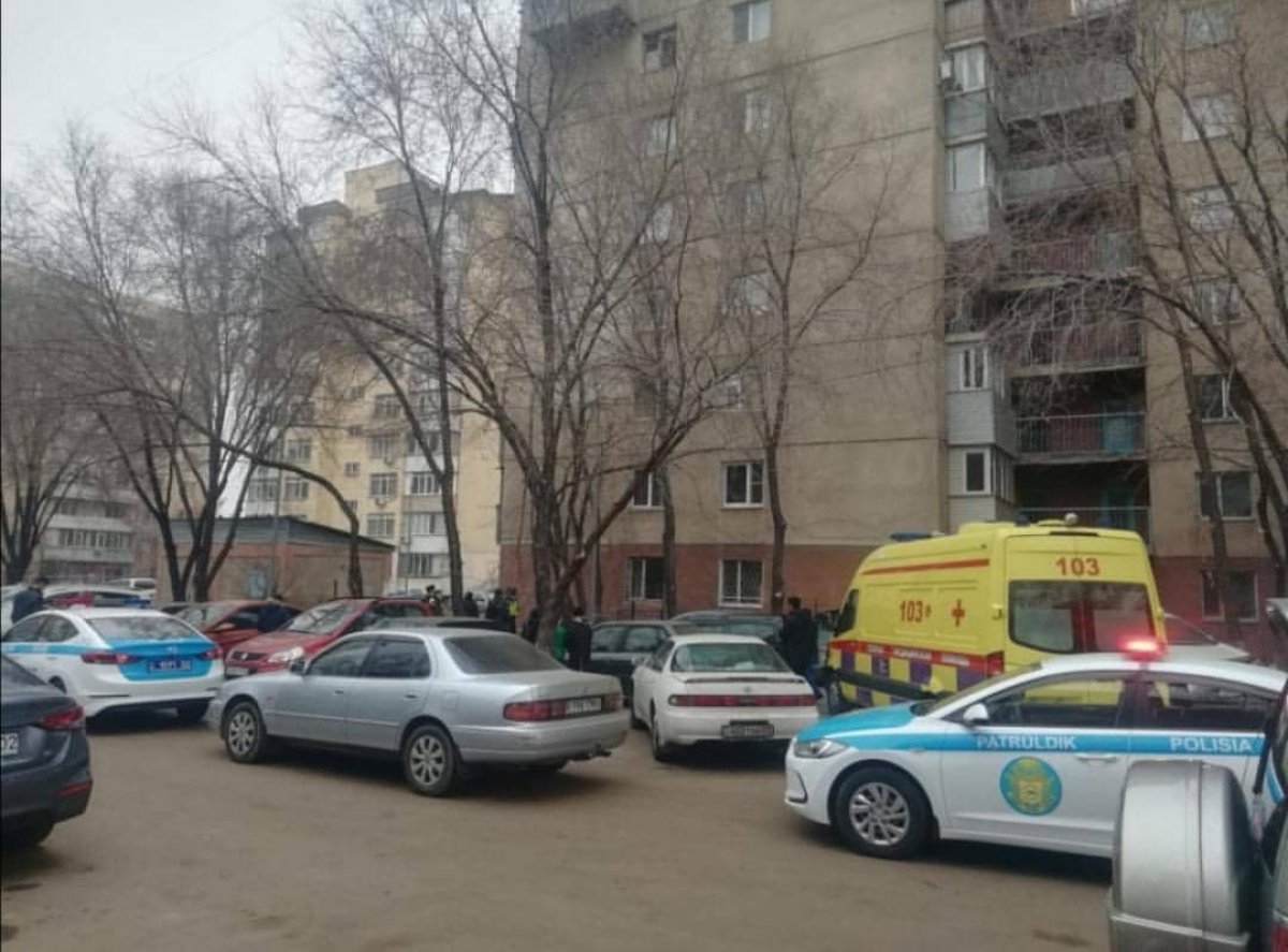 Девушка выпрыгнула из окна многоэтажки в Алматы
